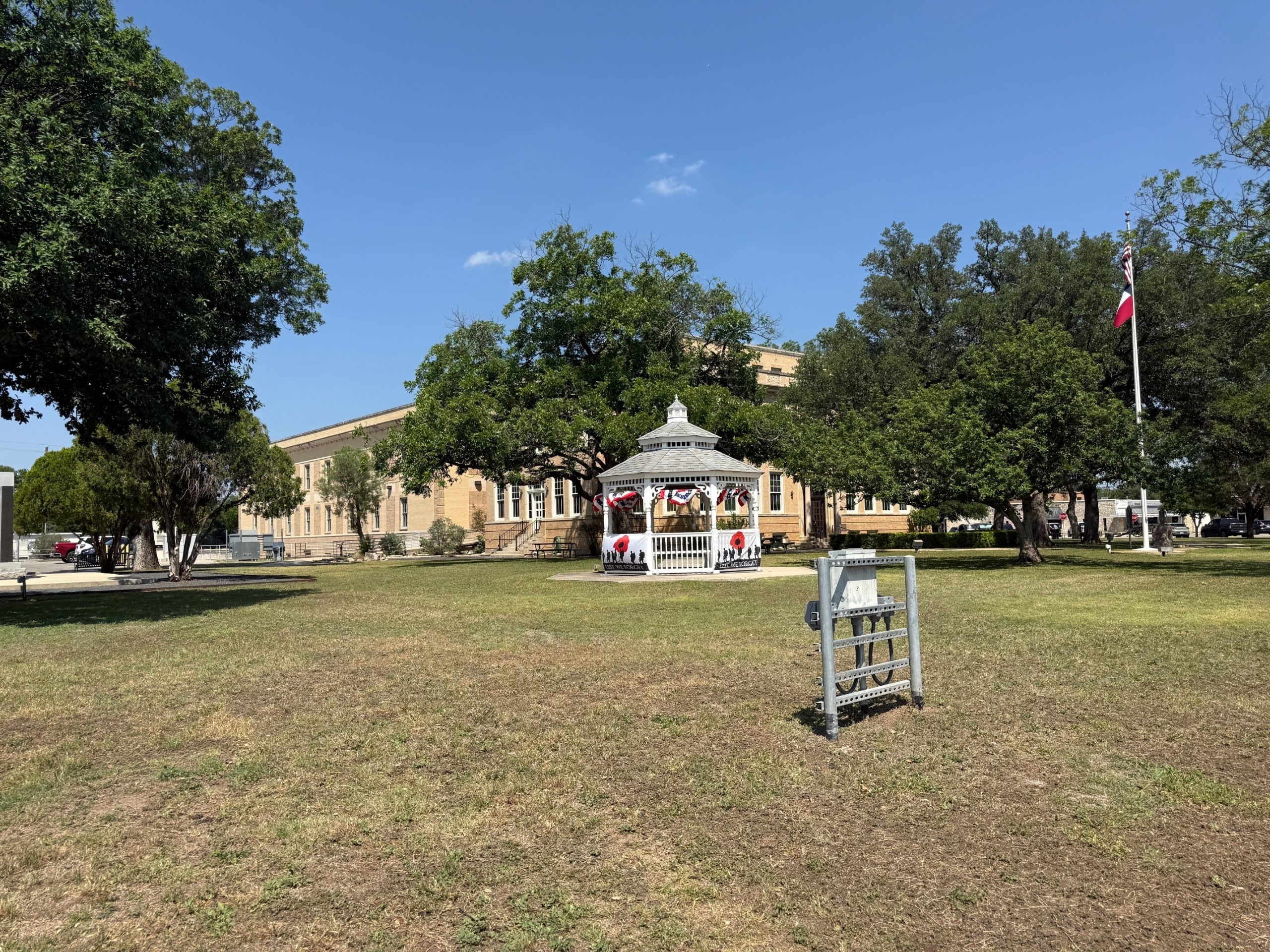 Fundraiser kicks off to replace courthouse Christmas tree – The Kerr ...